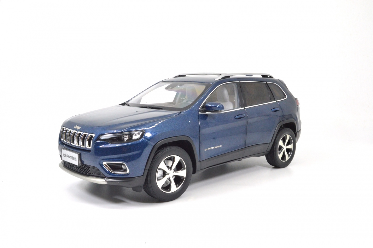 1:18 Scale Jeep Cherokee 2019 - Paudi Model | High Quality Diecast Model